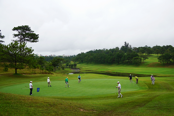 Sân golf Đà Lạt điểm dừng chân trong tour du lịch Đà Lạt 1 ngày