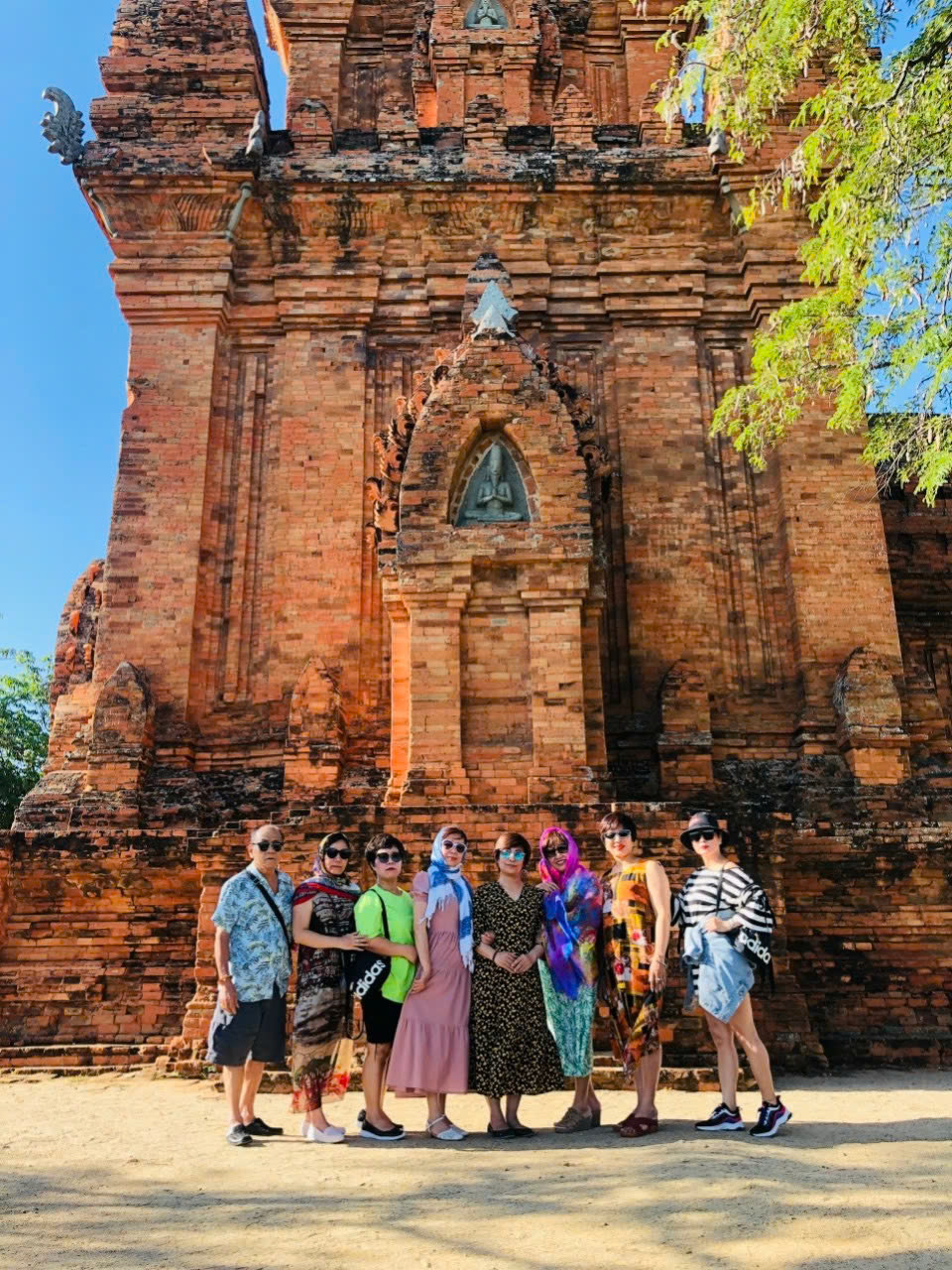 BÌNH HƯNG – VĨNH HY - BBQ HẢI SẢN – THAM QUAN TÀU ĐÁY KÍNH